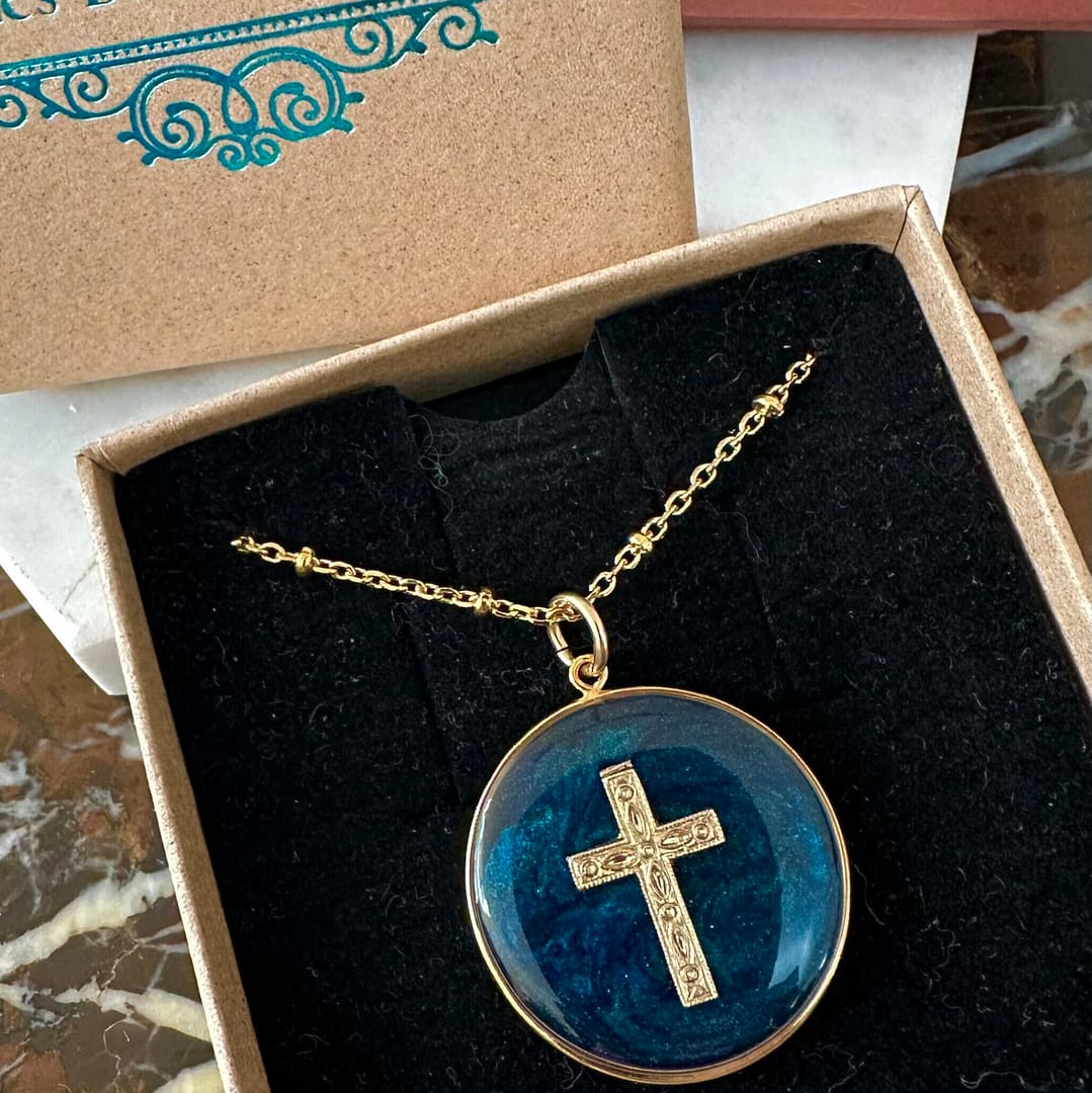 Médaille "L" Croix ciselée - Bleue - les breloquines